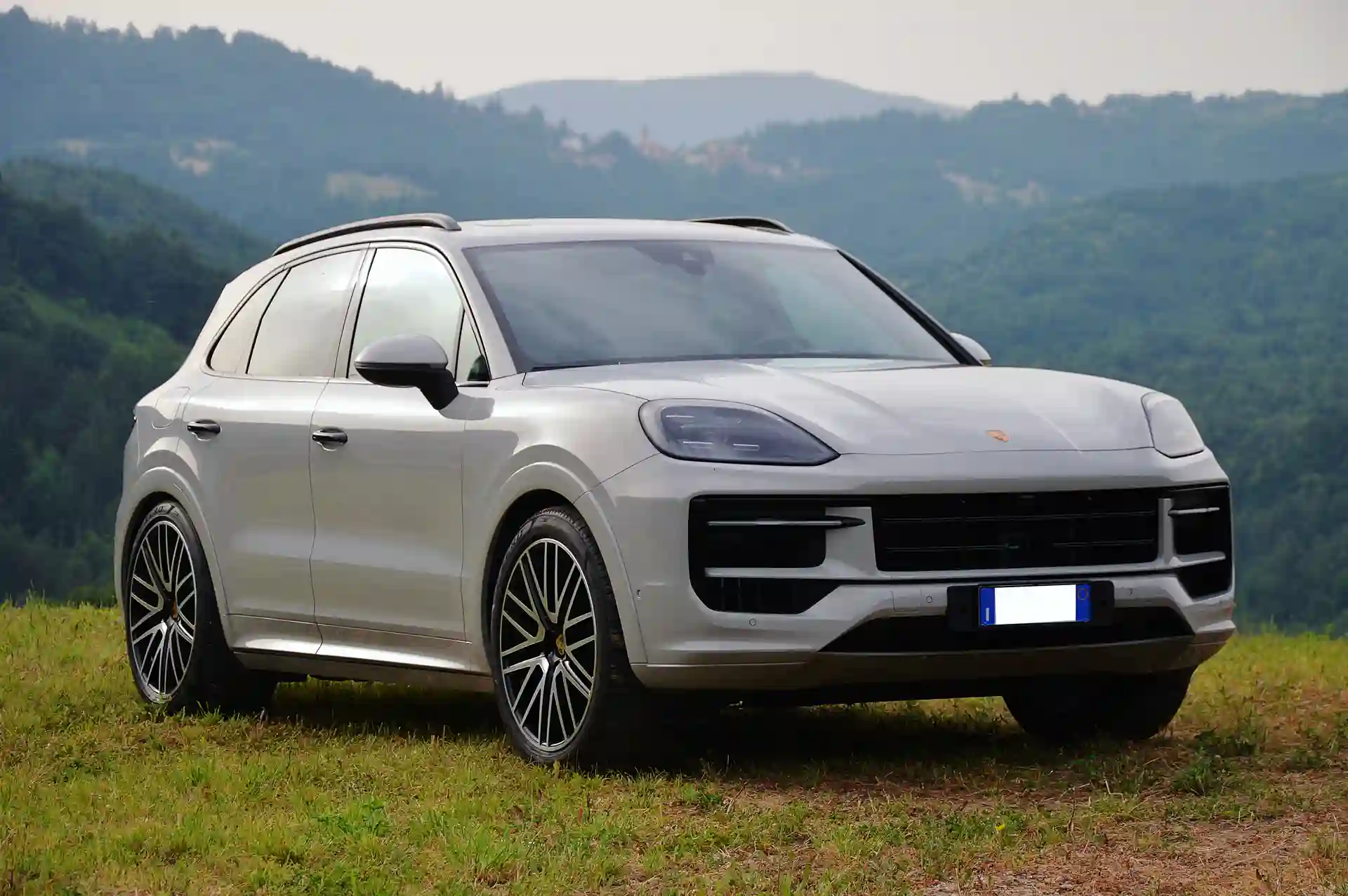 Porsche Cayenne - Karisma Luxury Rental
