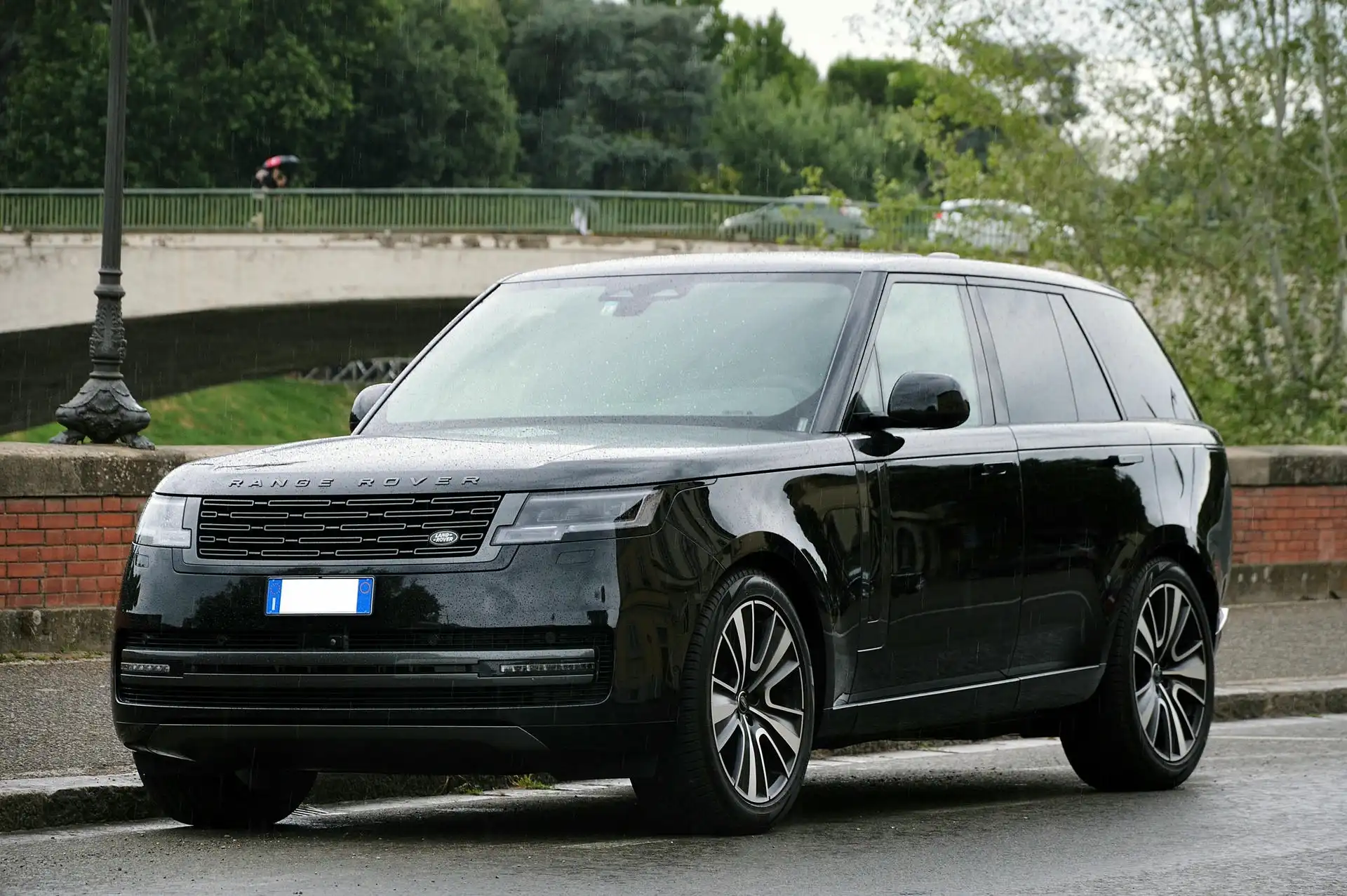 Range Rover Classic Black - Karisma Luxury Rental