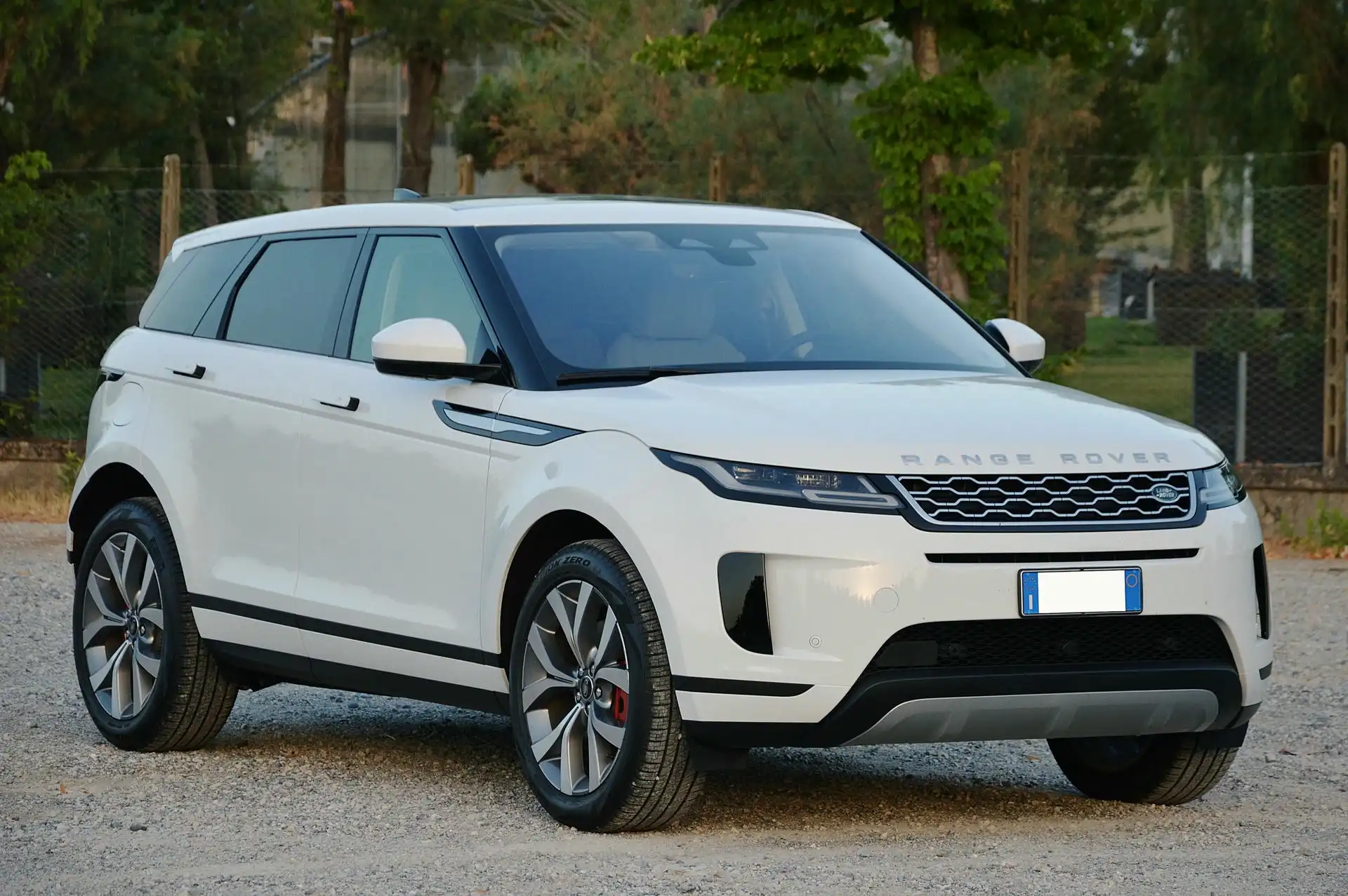 Range Rover Evoque White - Karisma Luxury Rental