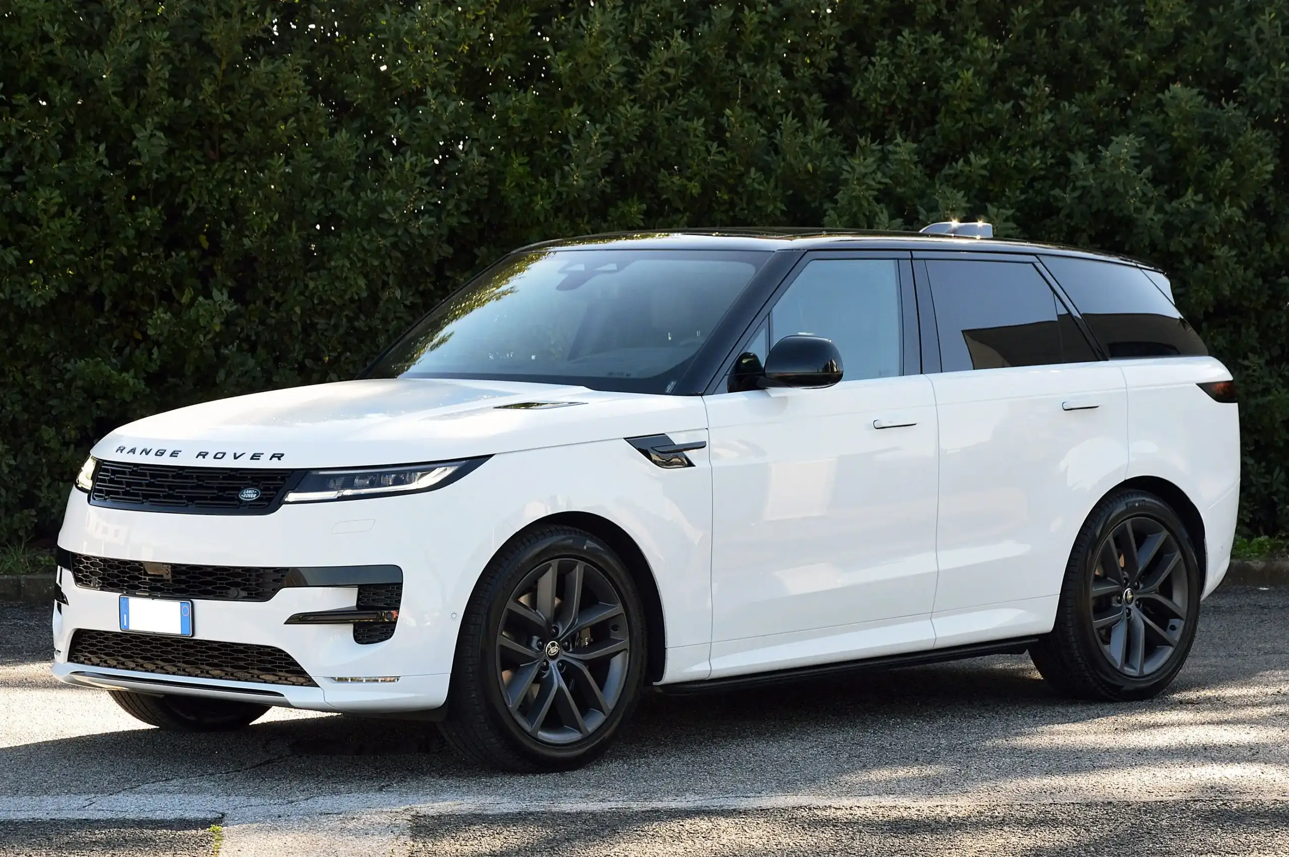 Range Rover Sport White - Karisma Luxury Rental